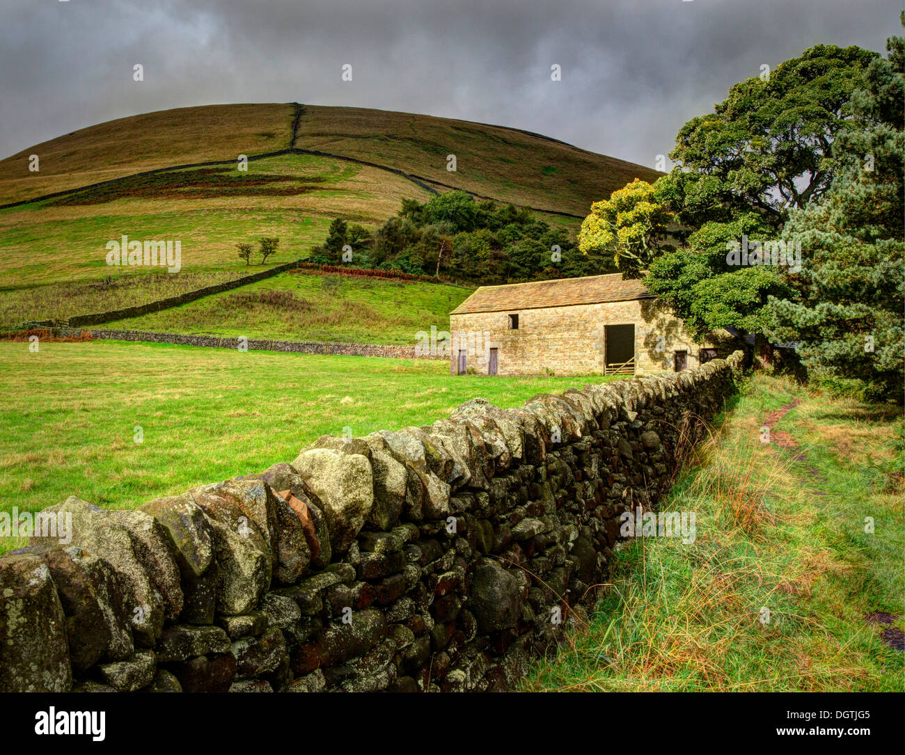 Field barn at the entrance to Crowden Brook on Kinder Scout near Edale ...
