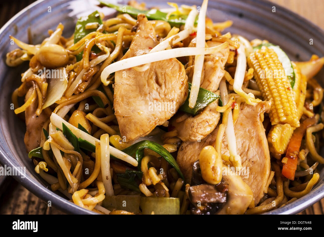 stir fried noodles with chicken Stock Photo - Alamy