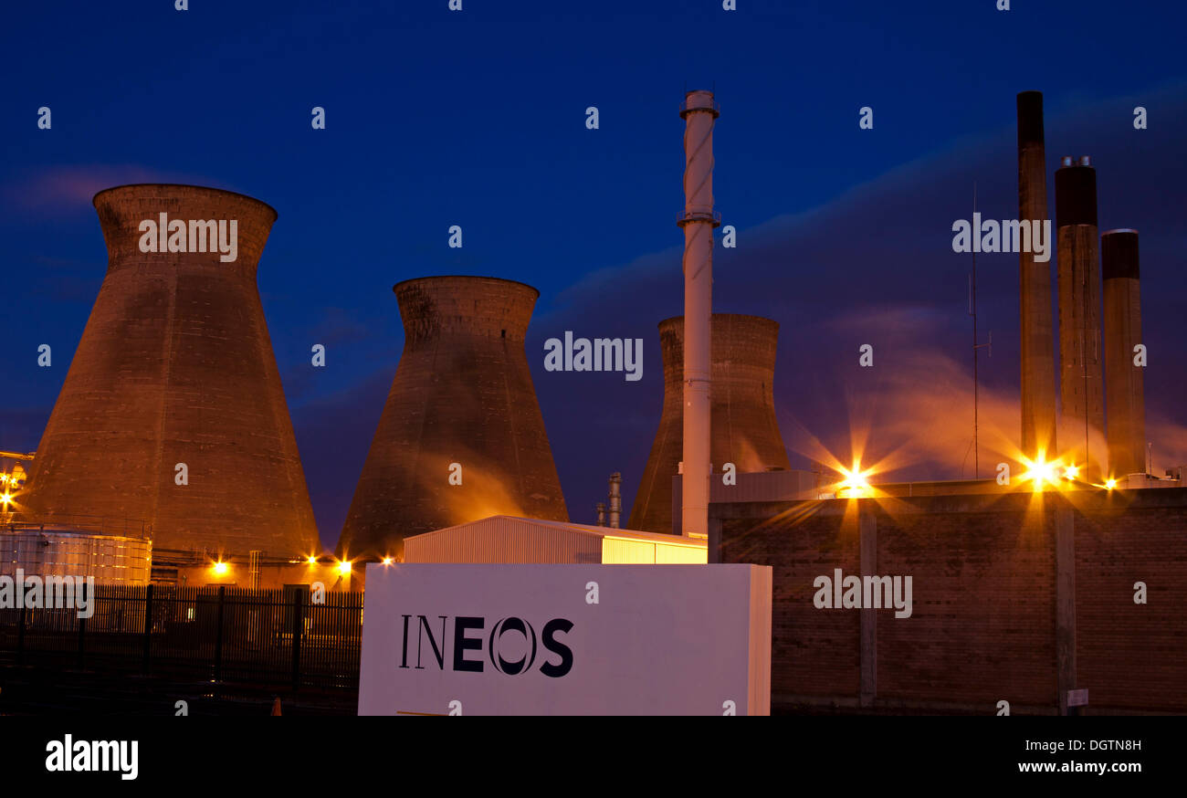 Grangemouth, Scotland UK. 25th Oct. 2013. The Ineos petrochemical plant ...