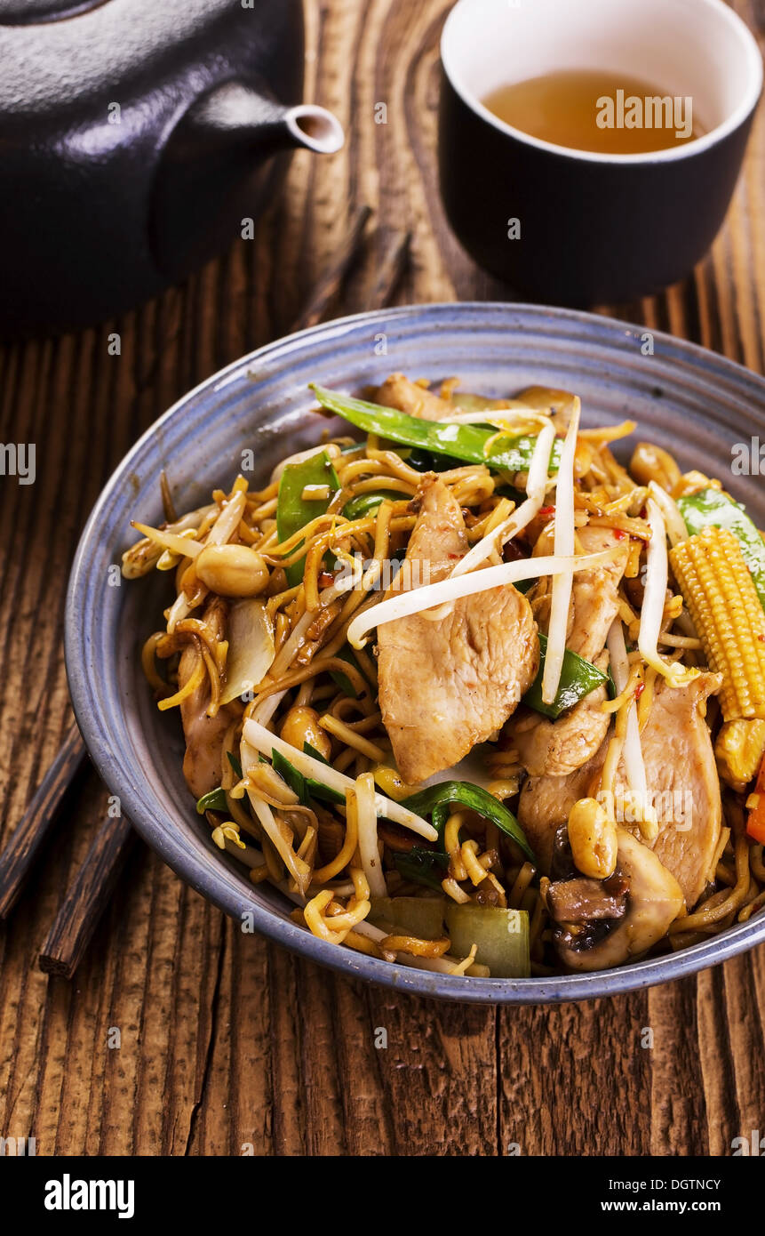 stir fried noodles with chicken Stock Photo - Alamy