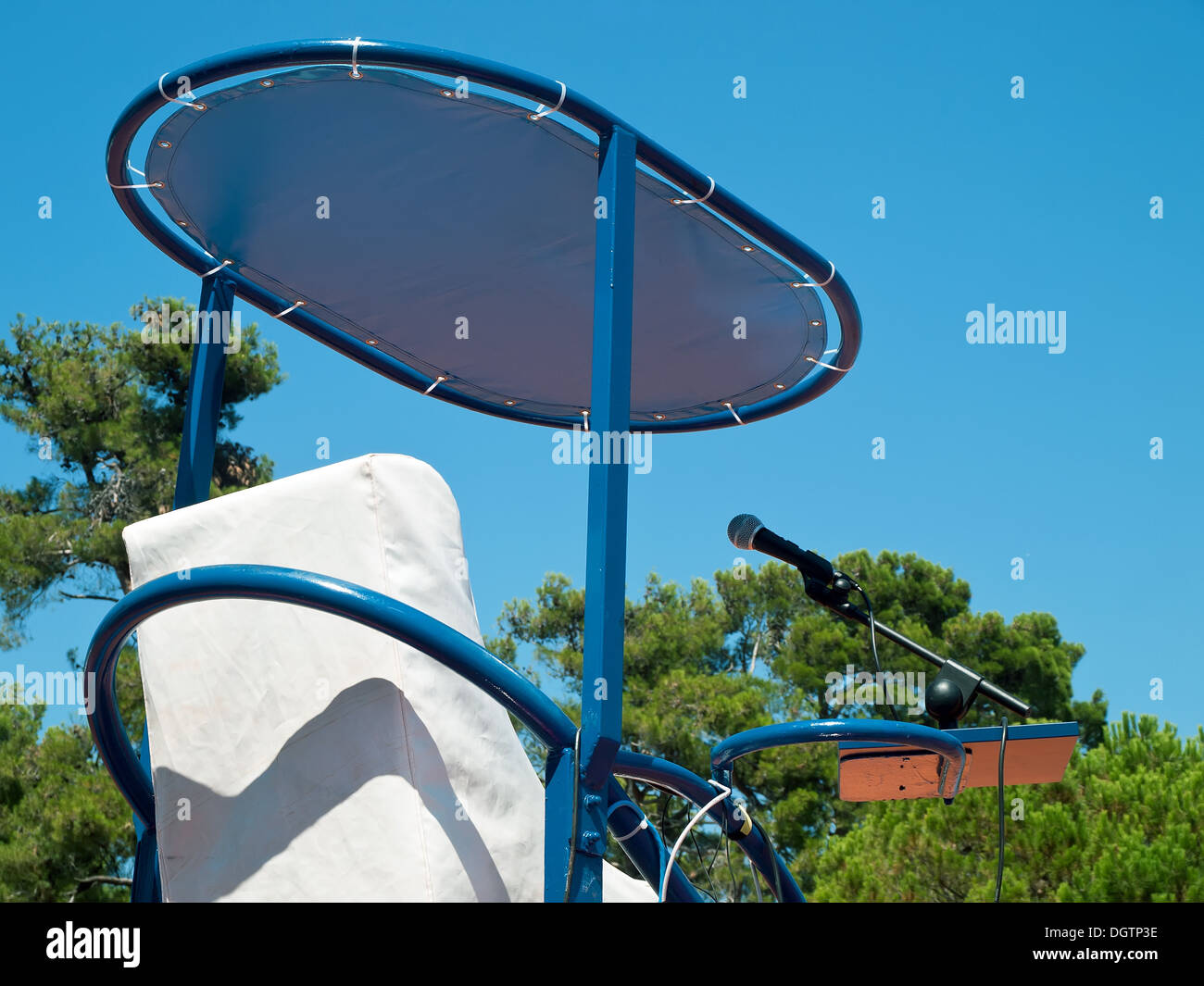 referee chair on tennis court Stock Photo - Alamy