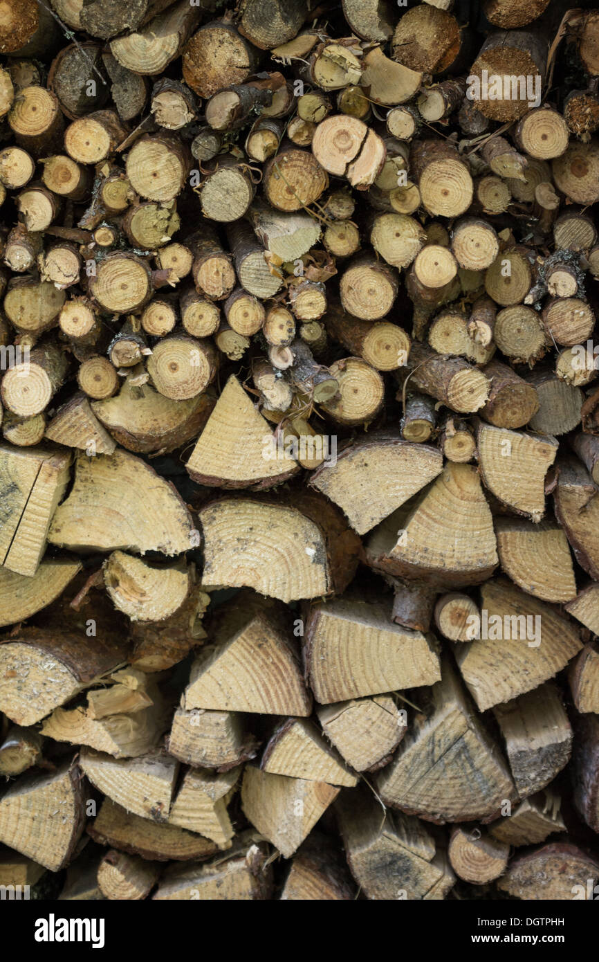 Pile of chopped logs hi-res stock photography and images - Alamy