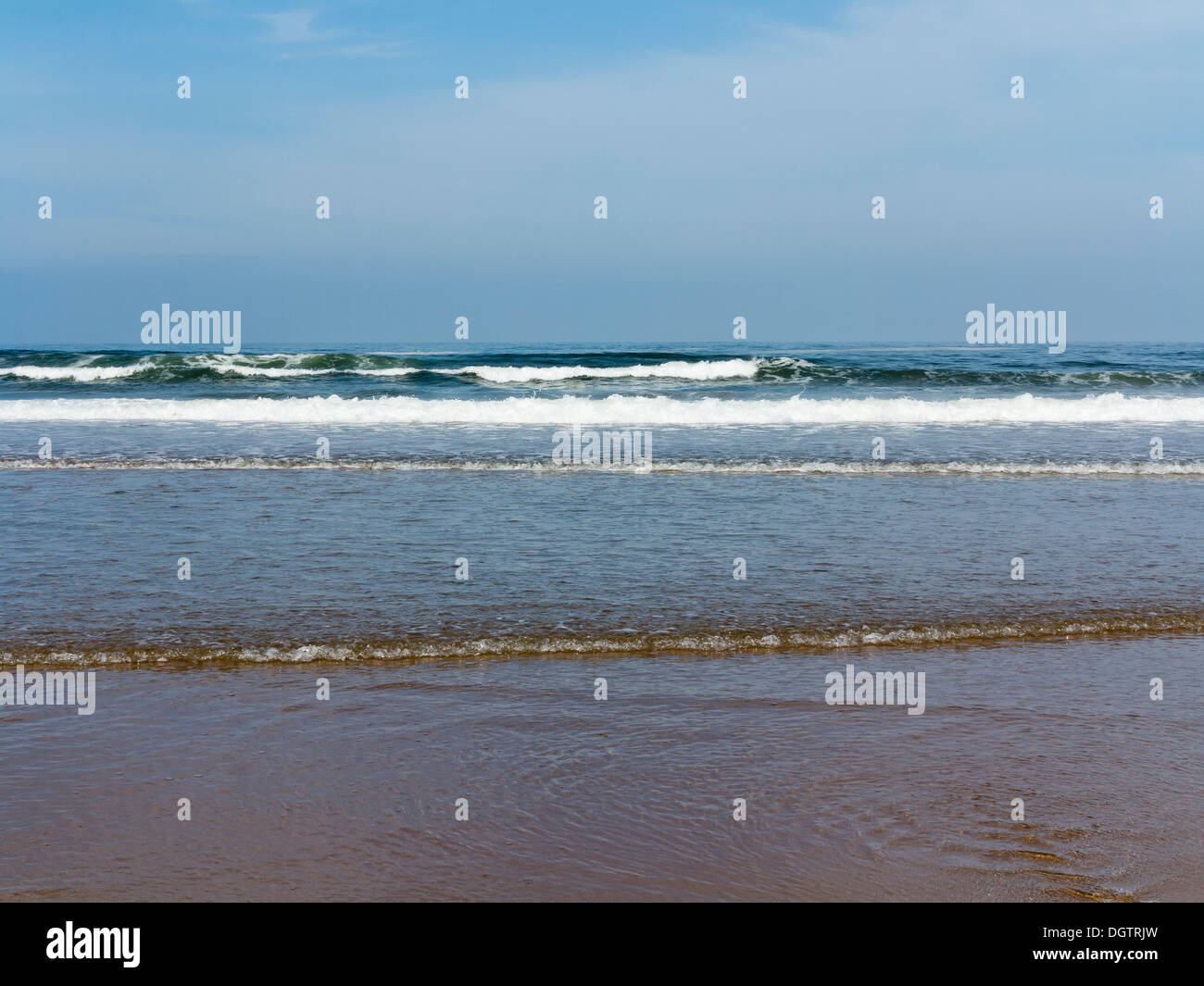 Small breaking waves hi-res stock photography and images - Alamy