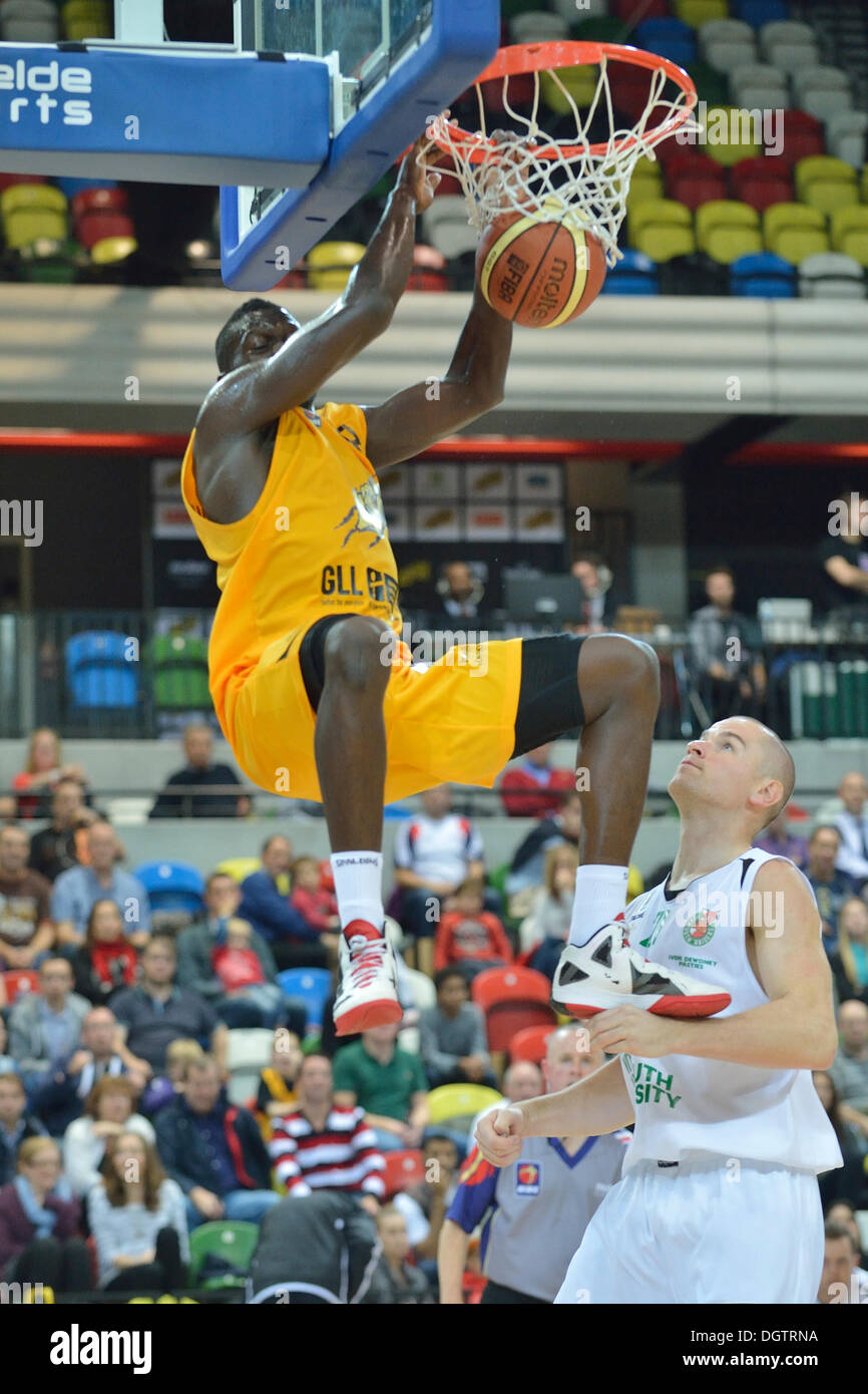 Slam dunks hi-res stock photography and images - Alamy