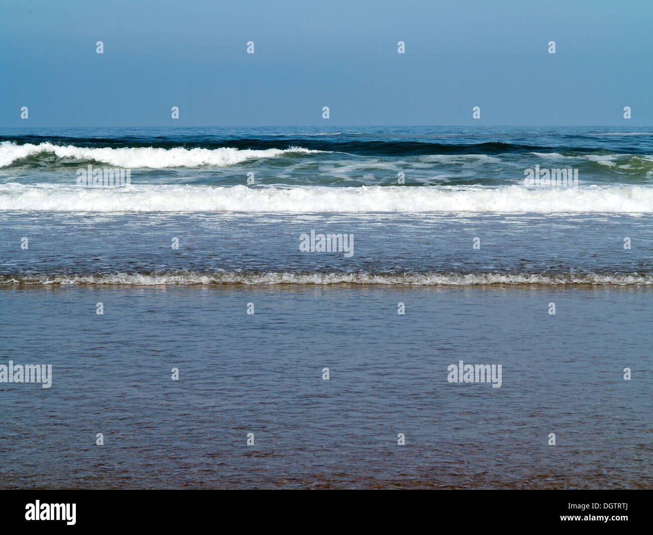 Small breaking waves hi-res stock photography and images - Alamy