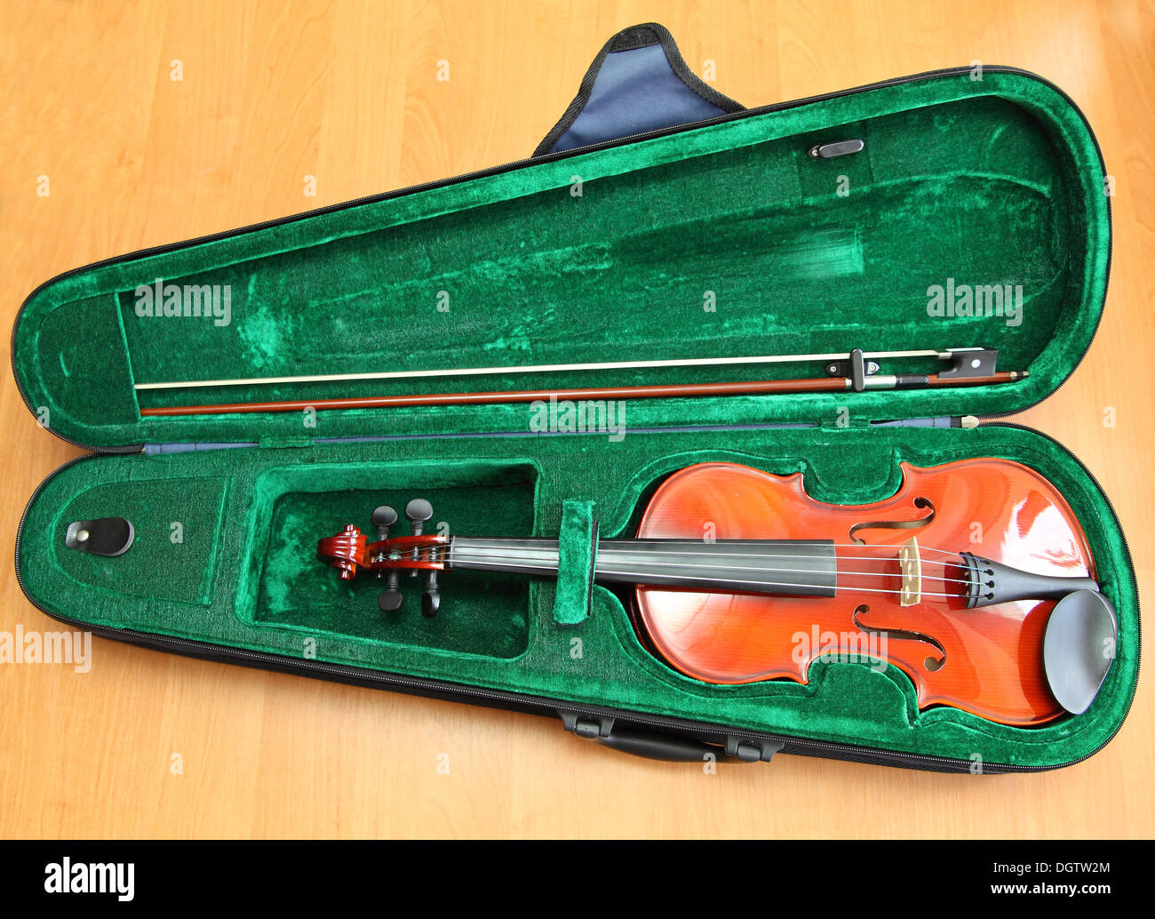 Scroll and pegbox of a wood violin hi-res stock photography and images ...
