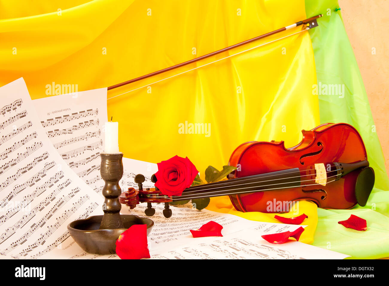 Viola with red roses on notes sheet Stock Photo - Alamy