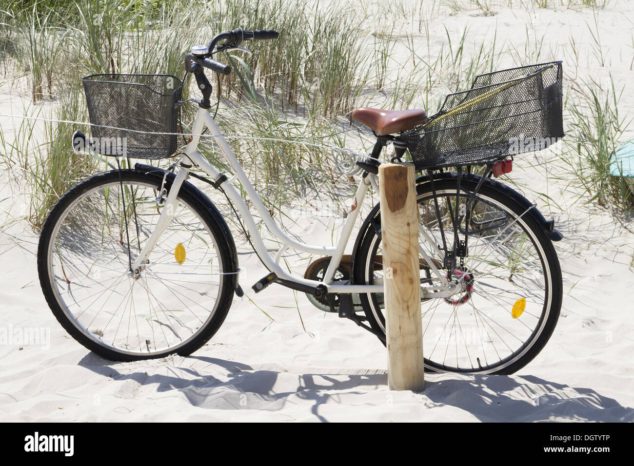 Sandy beach bike ride hi-res stock photography and images - Alamy