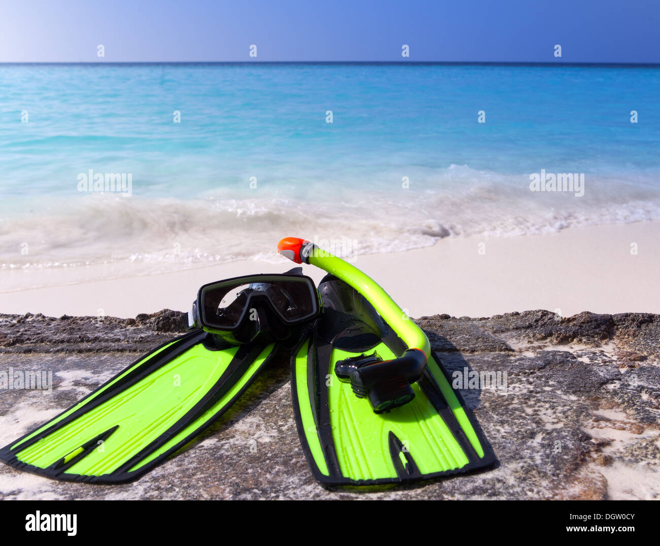 mask, flippers, tube-lay on sand Stock Photo - Alamy
