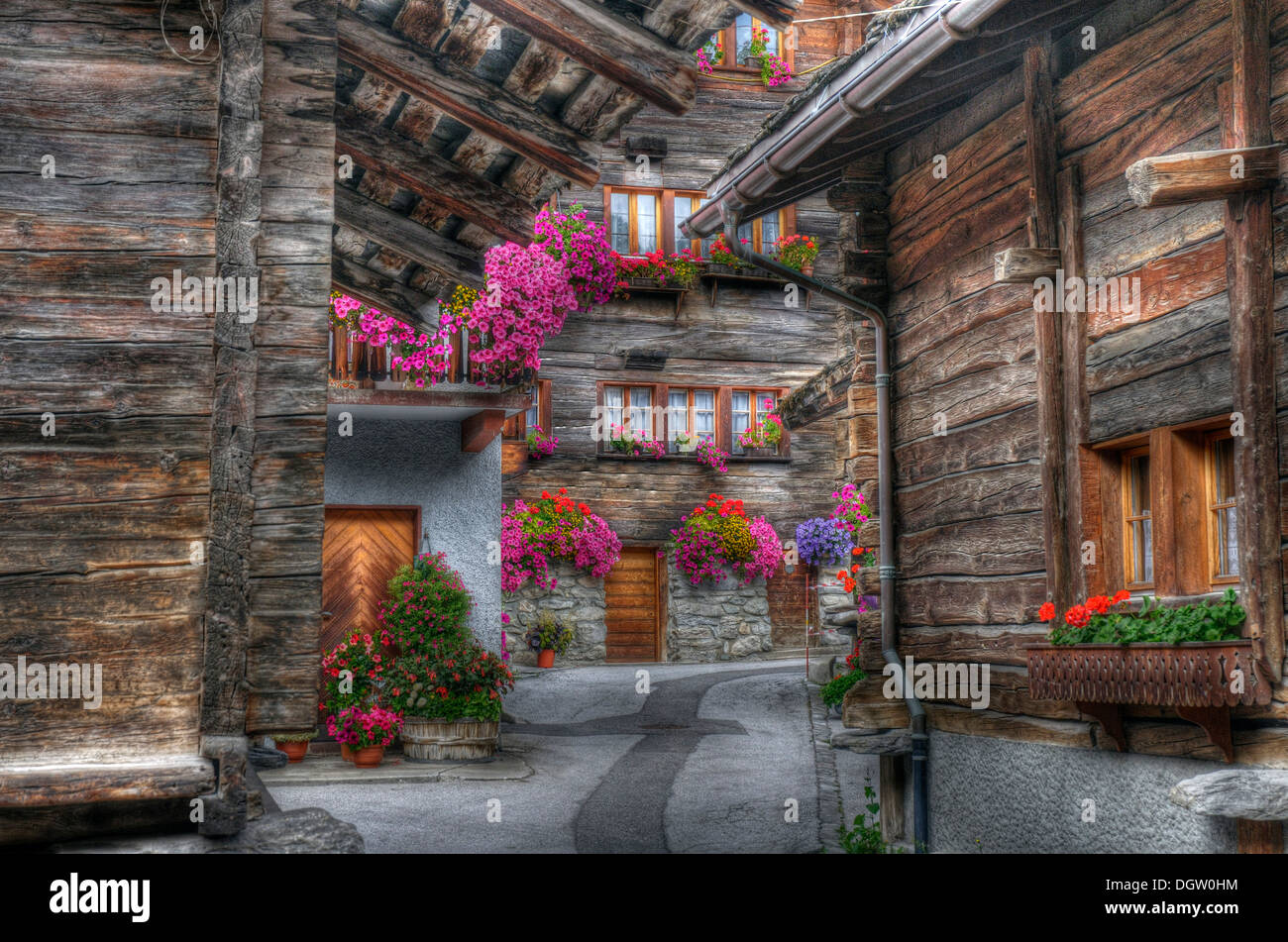 Traditional swiss architecture hi-res stock photography and images - Alamy