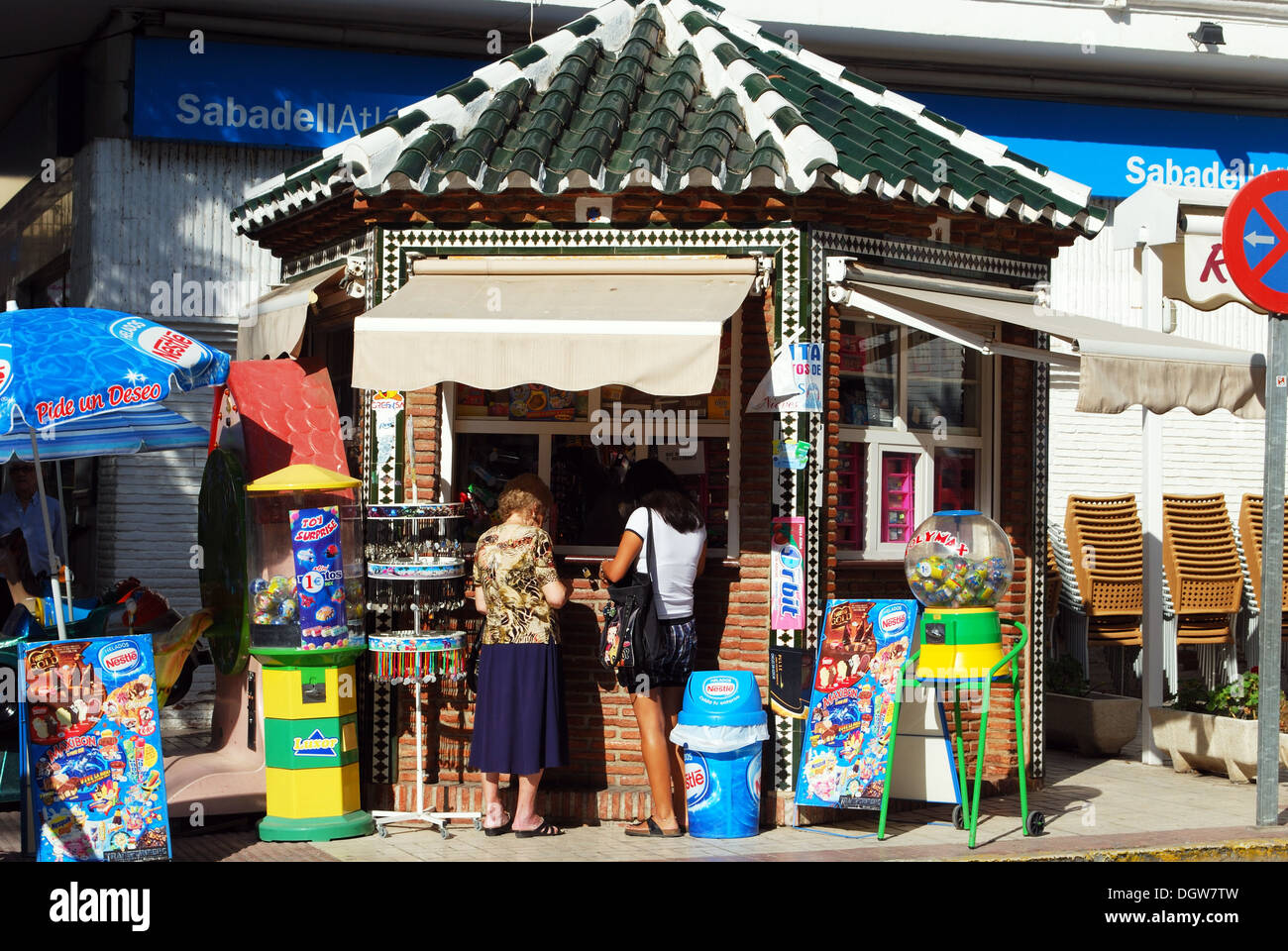 Newspaper stall hi-res stock photography and images - Alamy