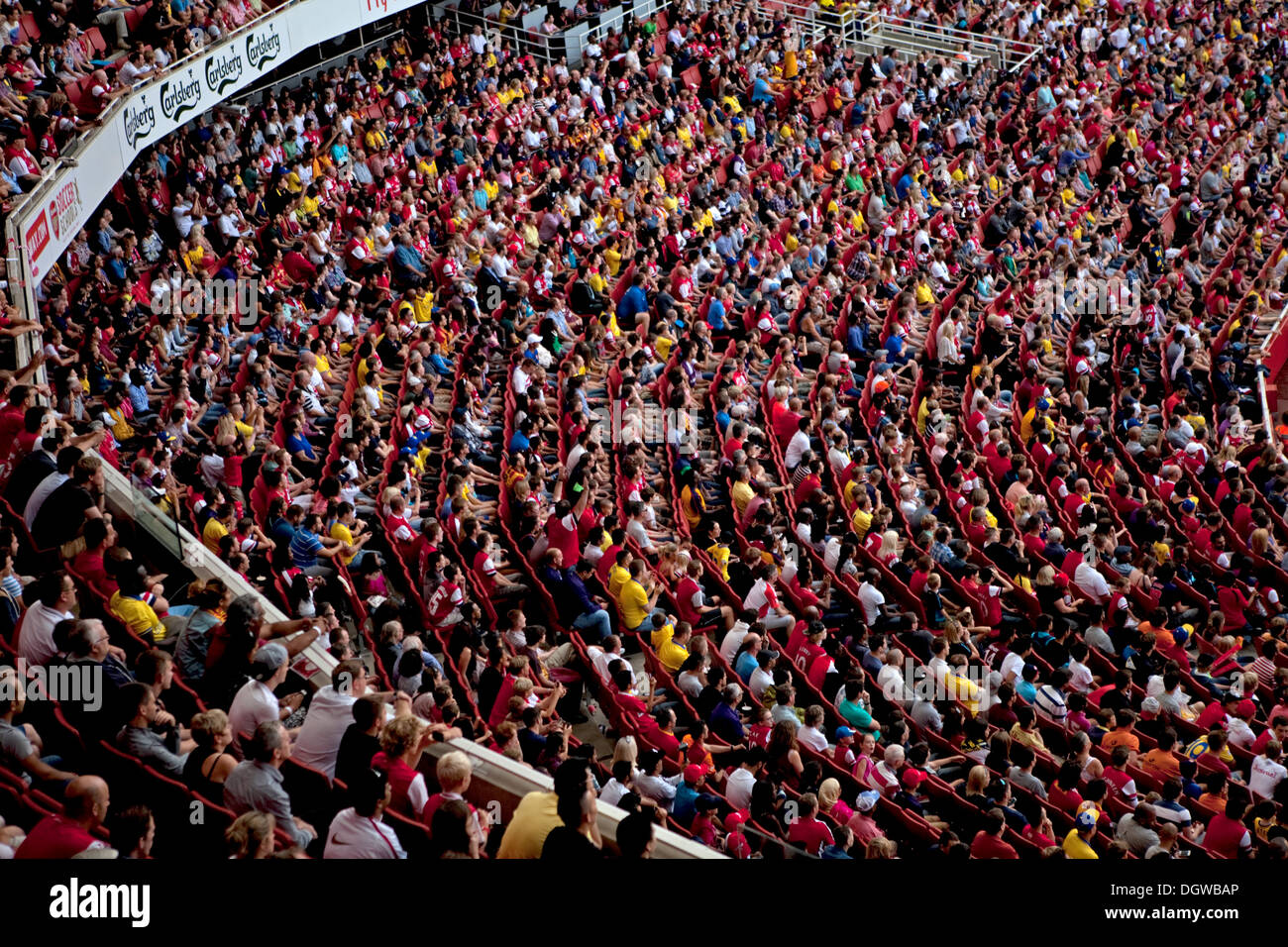 Stadium crowd hi-res stock photography and images - Alamy