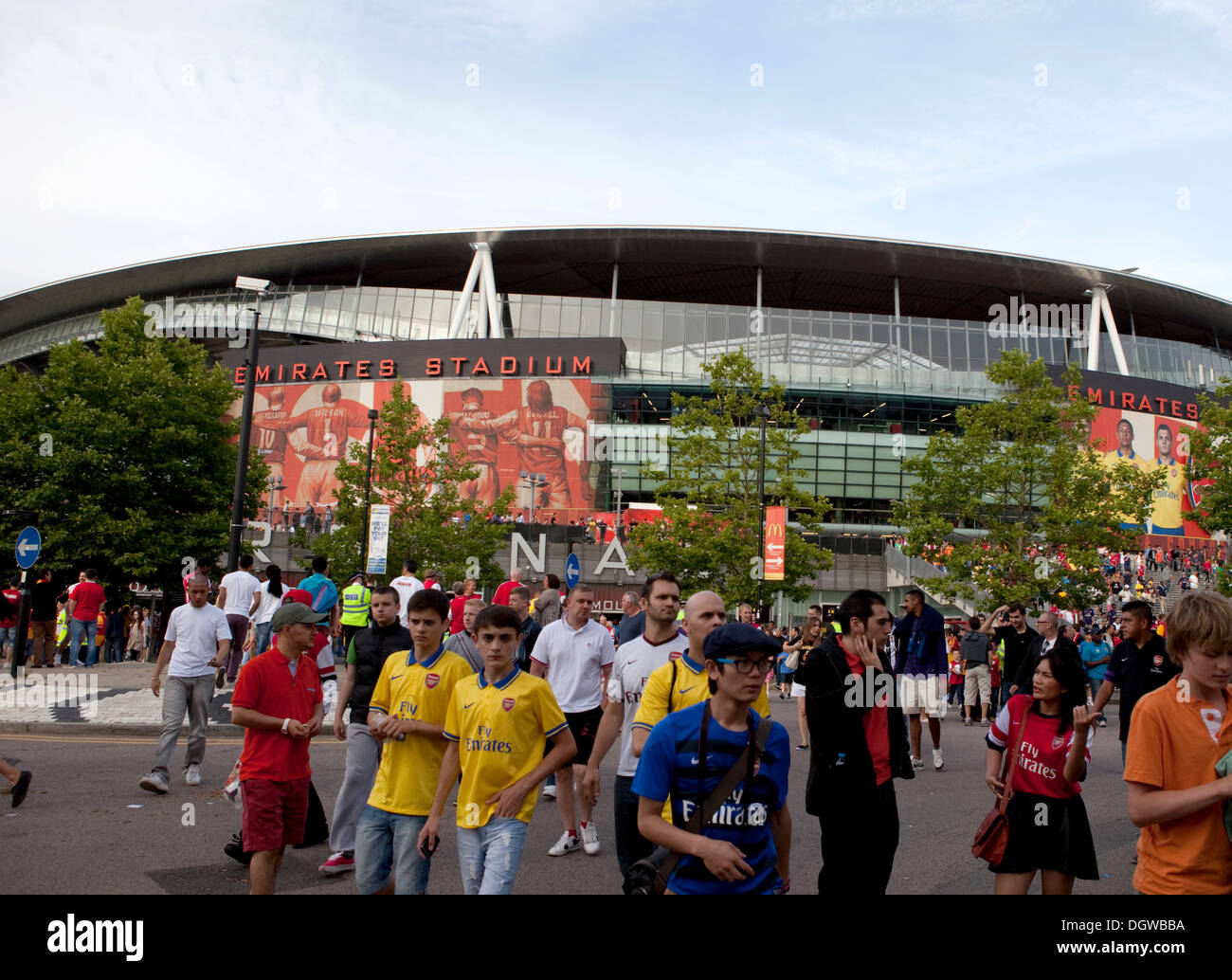 The emirates arsenal crowd hi-res stock photography and images - Alamy