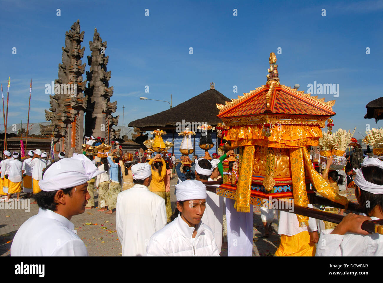 Balinese Hinduism, gathering of believers, ceremony, believers in white ...