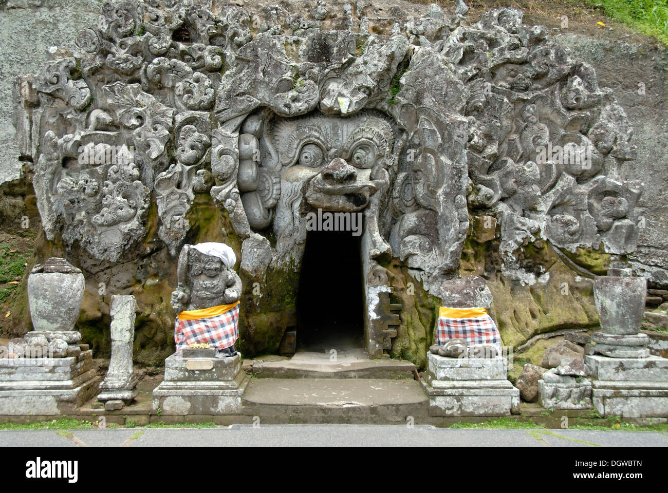Entrance of the cave hi-res stock photography and images - Alamy