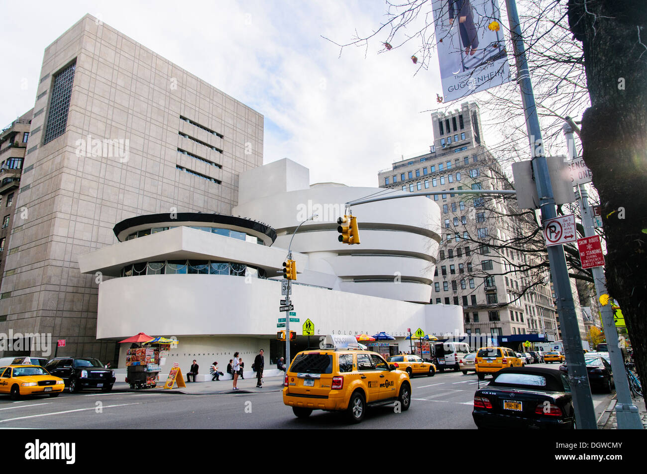 Guggenheim museum new york exterior hi-res stock photography and images ...