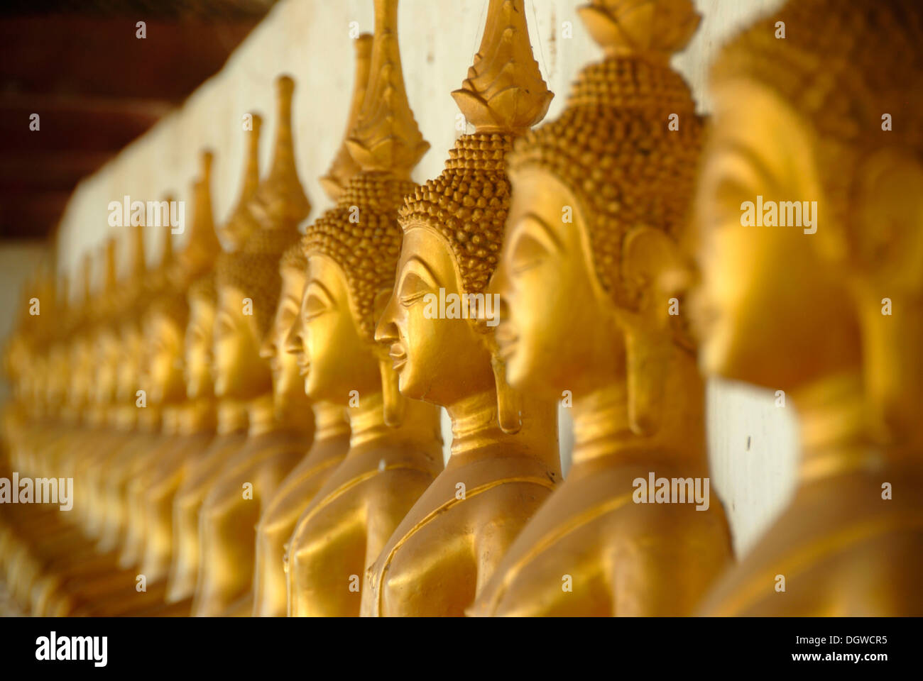 Display of buddha statues hi-res stock photography and images - Alamy