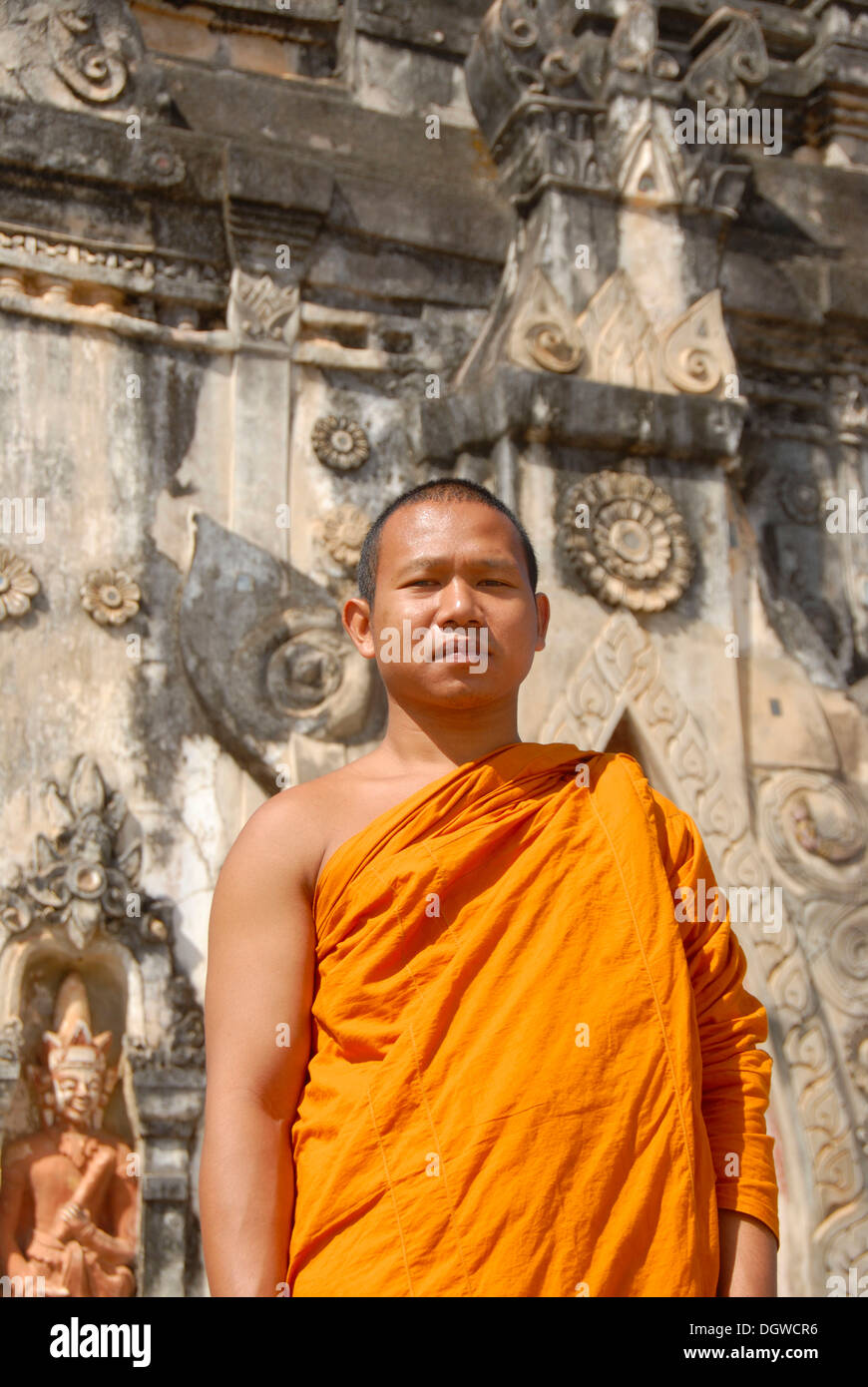 Portrait old man buddhist monk hi-res stock photography and images - Alamy