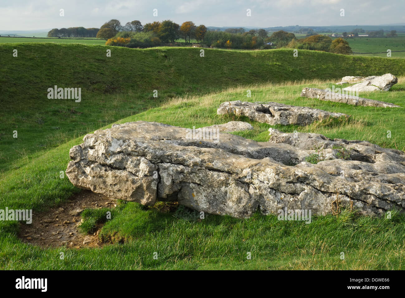 Neolithic henge monument hi-res stock photography and images - Alamy