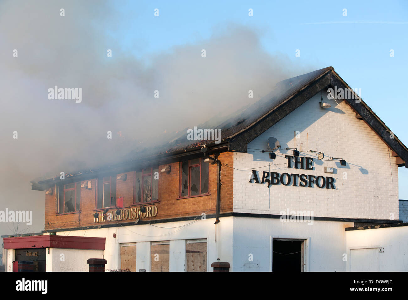 Derelict Pub Public House Roof on Fire Arson Stock Photo - Alamy