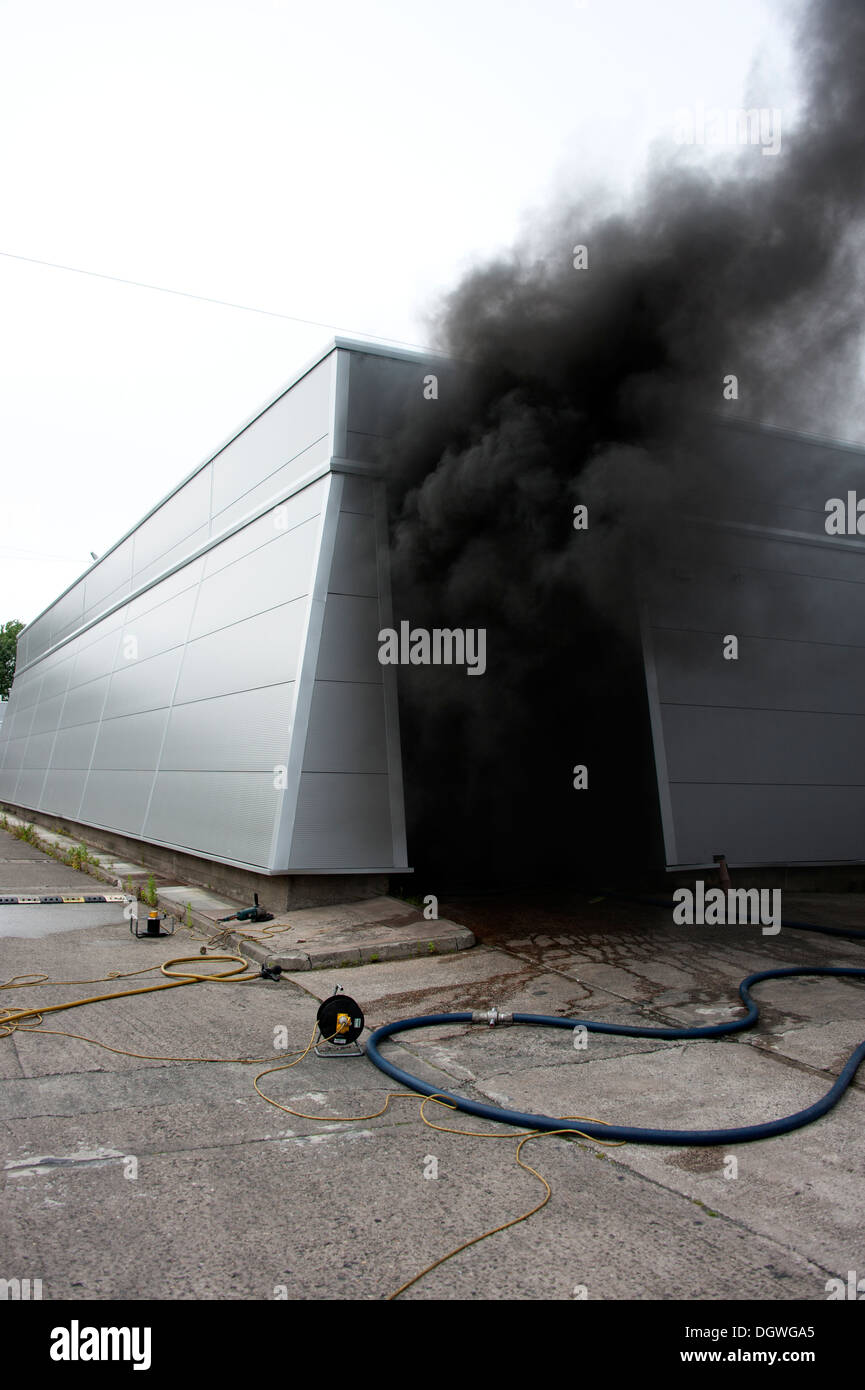 Thick plume hi-res stock photography and images - Alamy