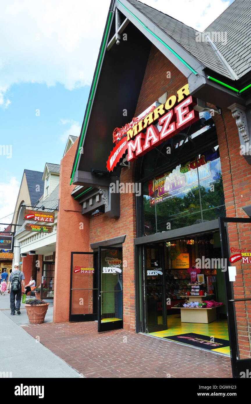 Mirror maze hi-res stock photography and images - Alamy