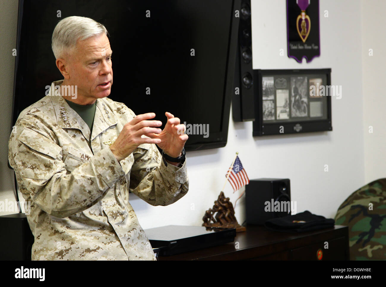 Sgt maj micheal p barrett and mrs bonnie amos hi-res stock photography ...