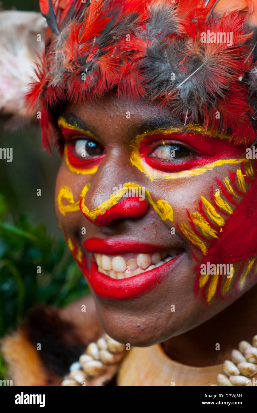 Papua new guinea female face paint hi-res stock photography and images ...