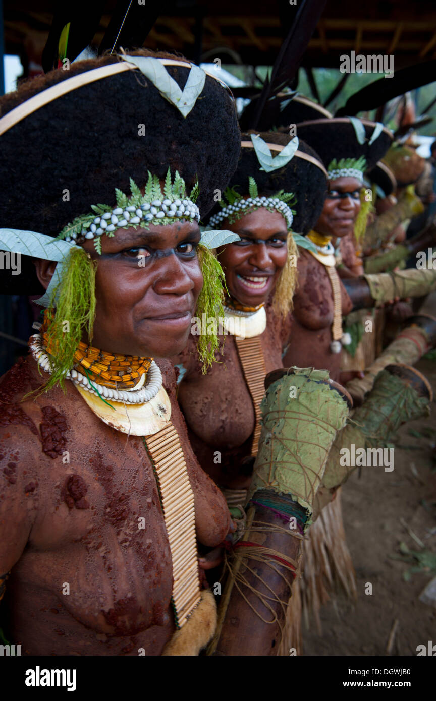 Decorated and painted women celebrating the traditional Sing Sing in ...