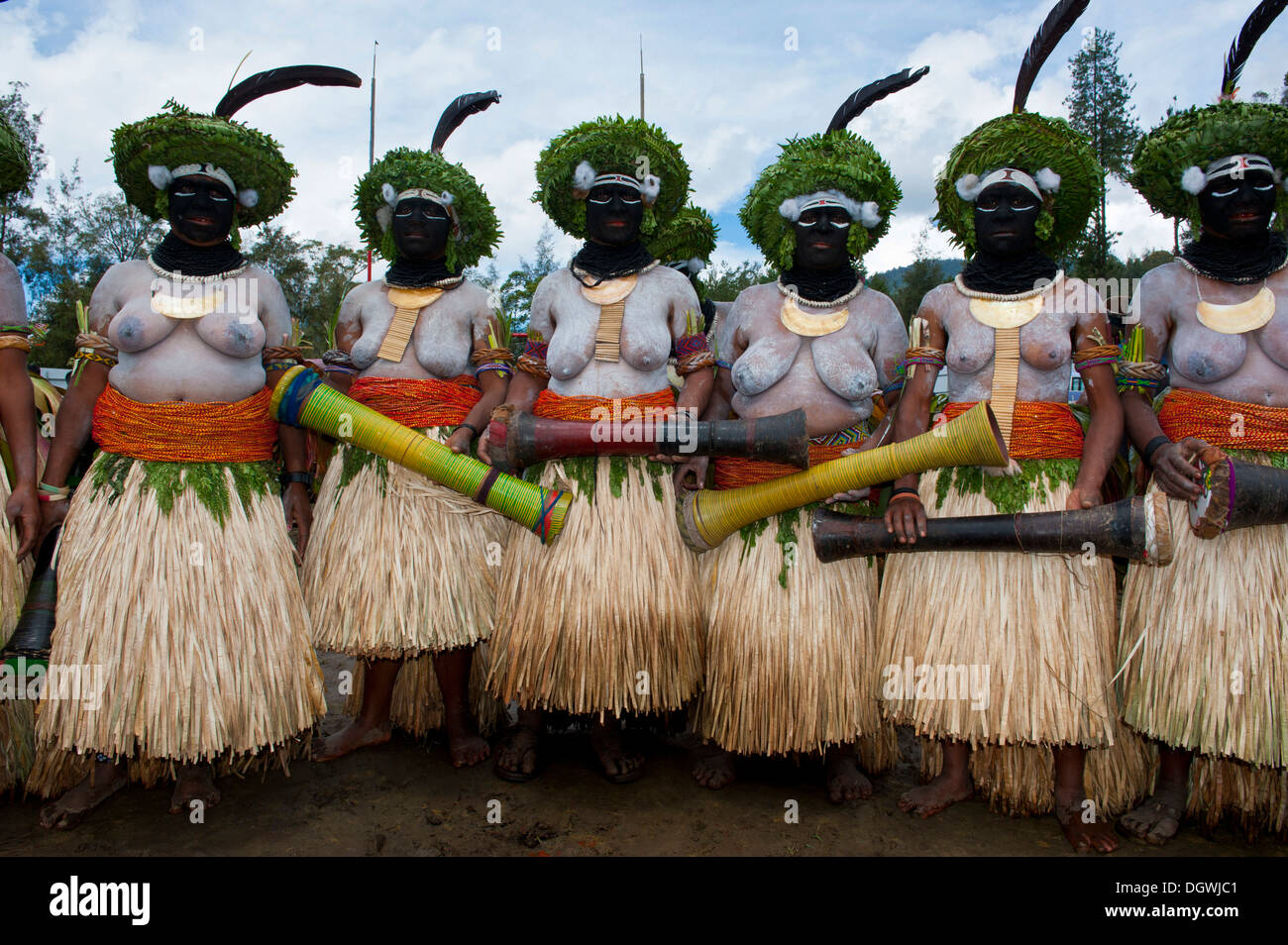 Decorated and painted women celebrating the traditional Sing Sing in ...