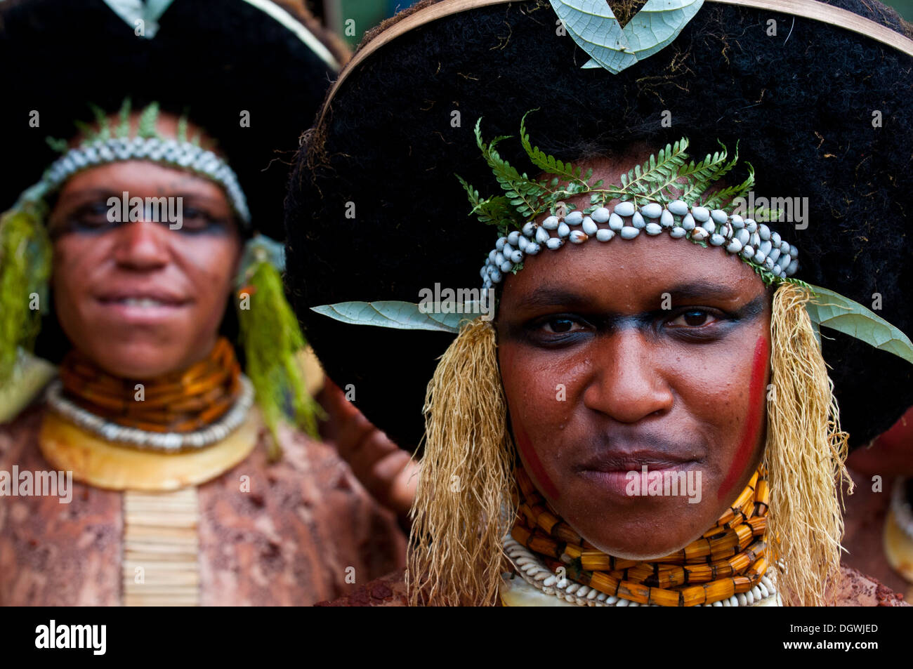 Decorated and painted women celebrating the traditional Sing Sing in ...