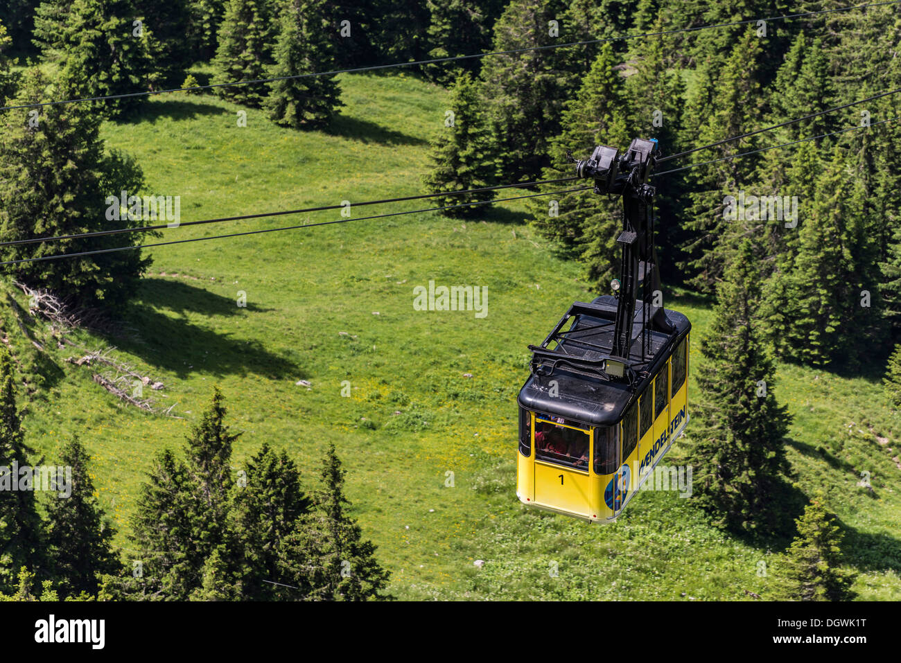 Cable car mountain mountains alps hi-res stock photography and images ...