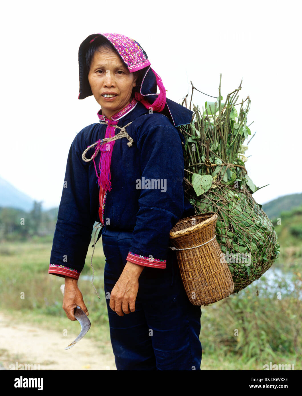 Women wearing traditional dress mountain hi-res stock photography and ...