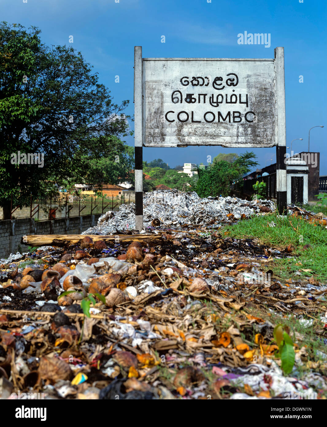 Town sign of Colombo, slum, garbage, Colombo, Westprovinz, Sri Lanka ...