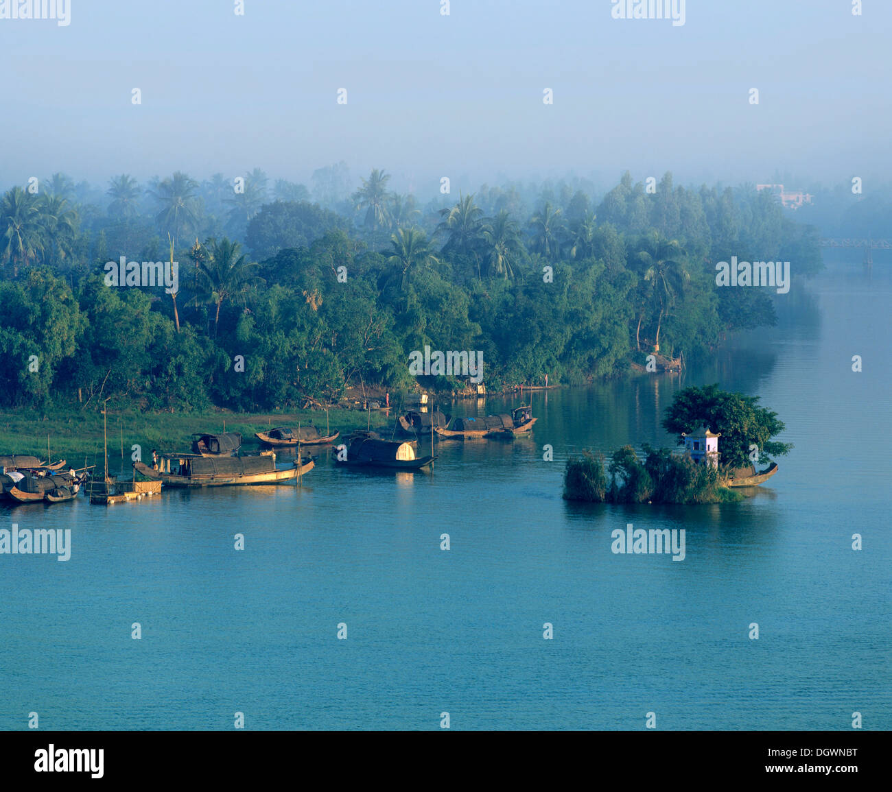 Vietnam houseboats on perfume hi-res stock photography and images - Alamy