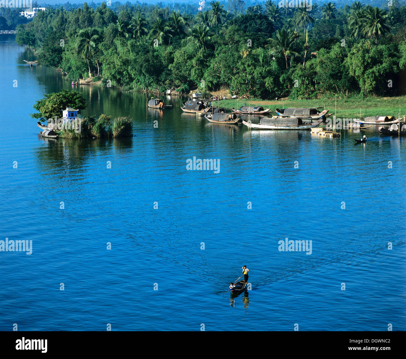 Houseboats on the Huong Giang or Perfume River, Hue, Provinz Thua Thien ...