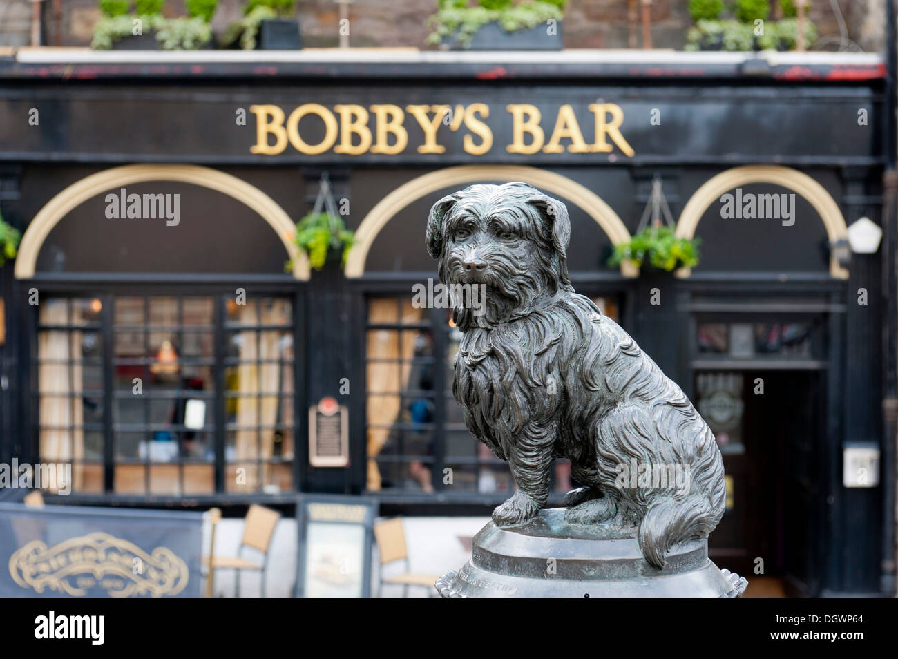 Monument to a dog, Greyfriars Bobby, in front of Bobby's Bar, Lothian ...
