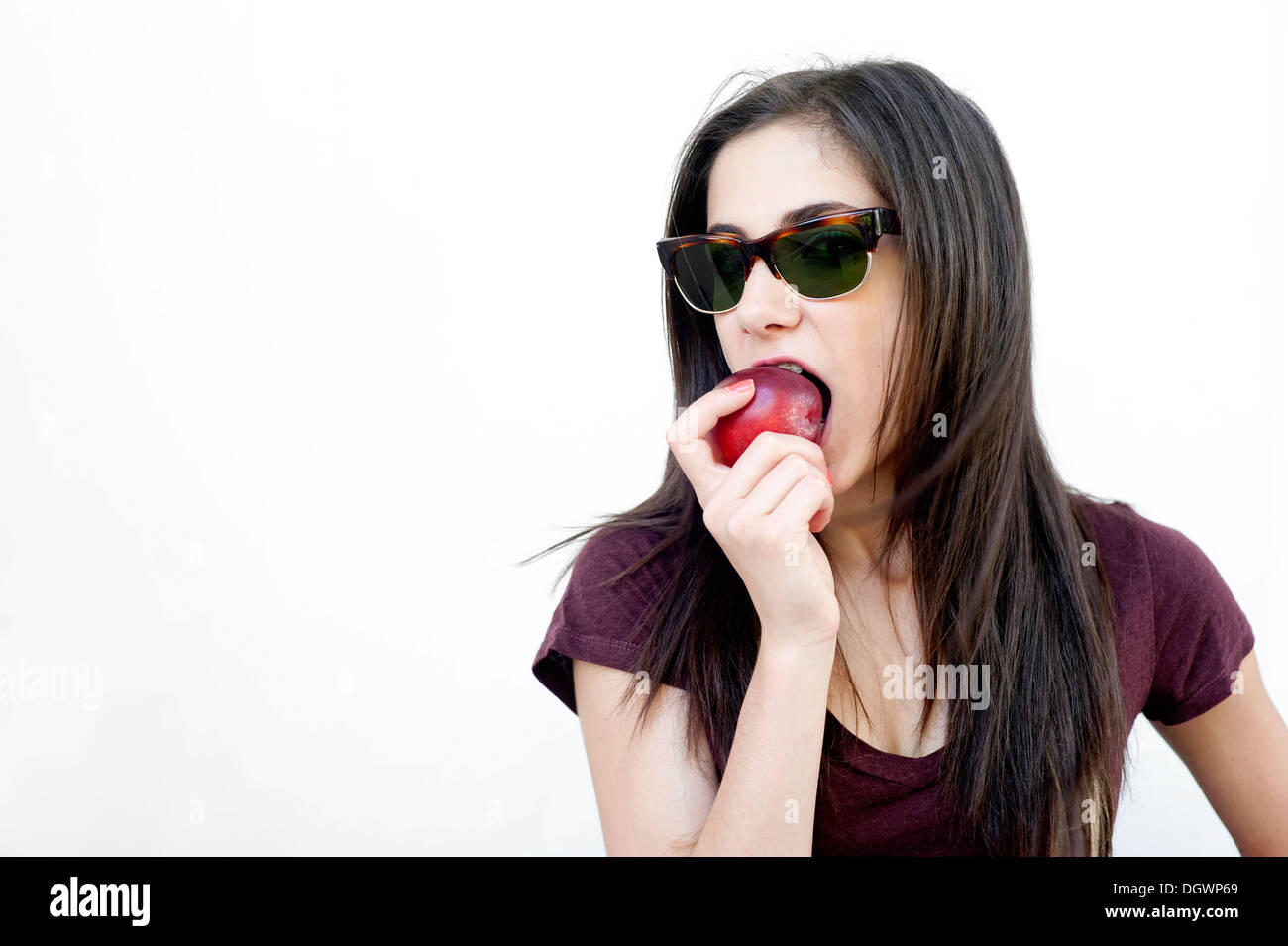 Woman eating nectarine hi-res stock photography and images - Alamy
