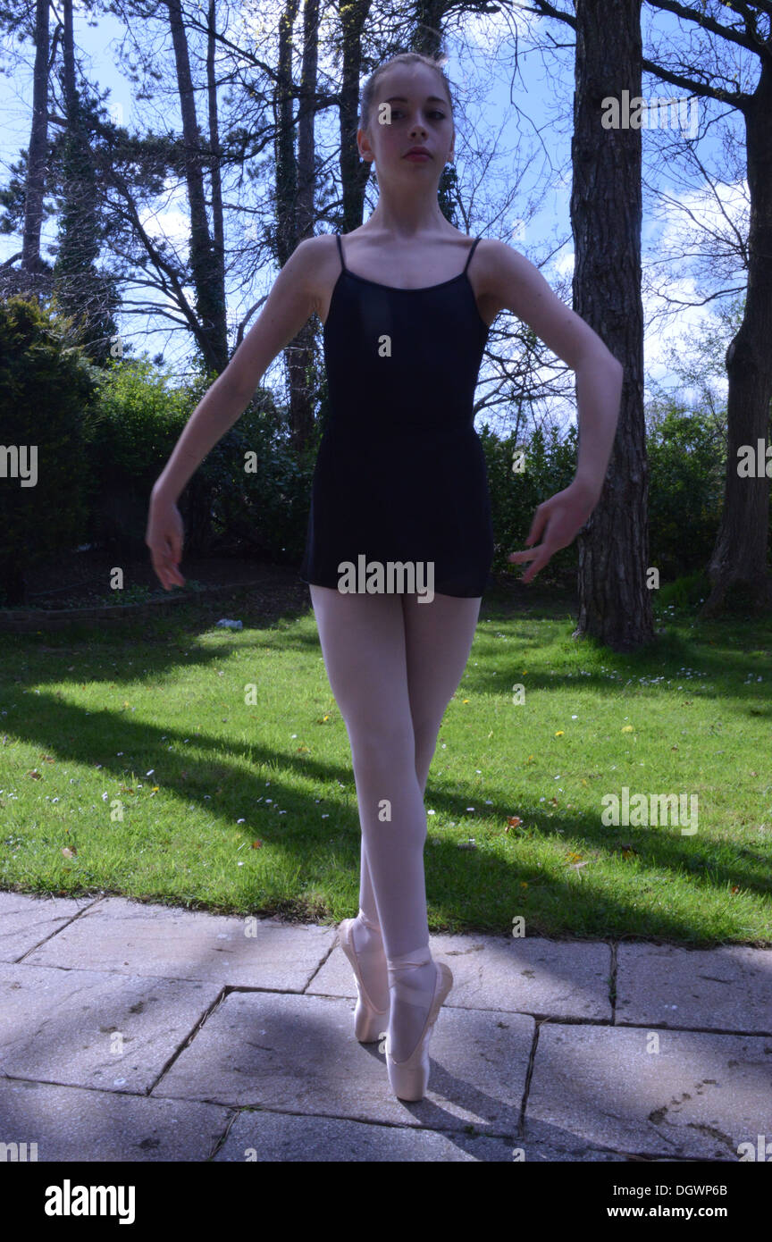 Teen ballet dancer hi-res stock photography and images - Alamy