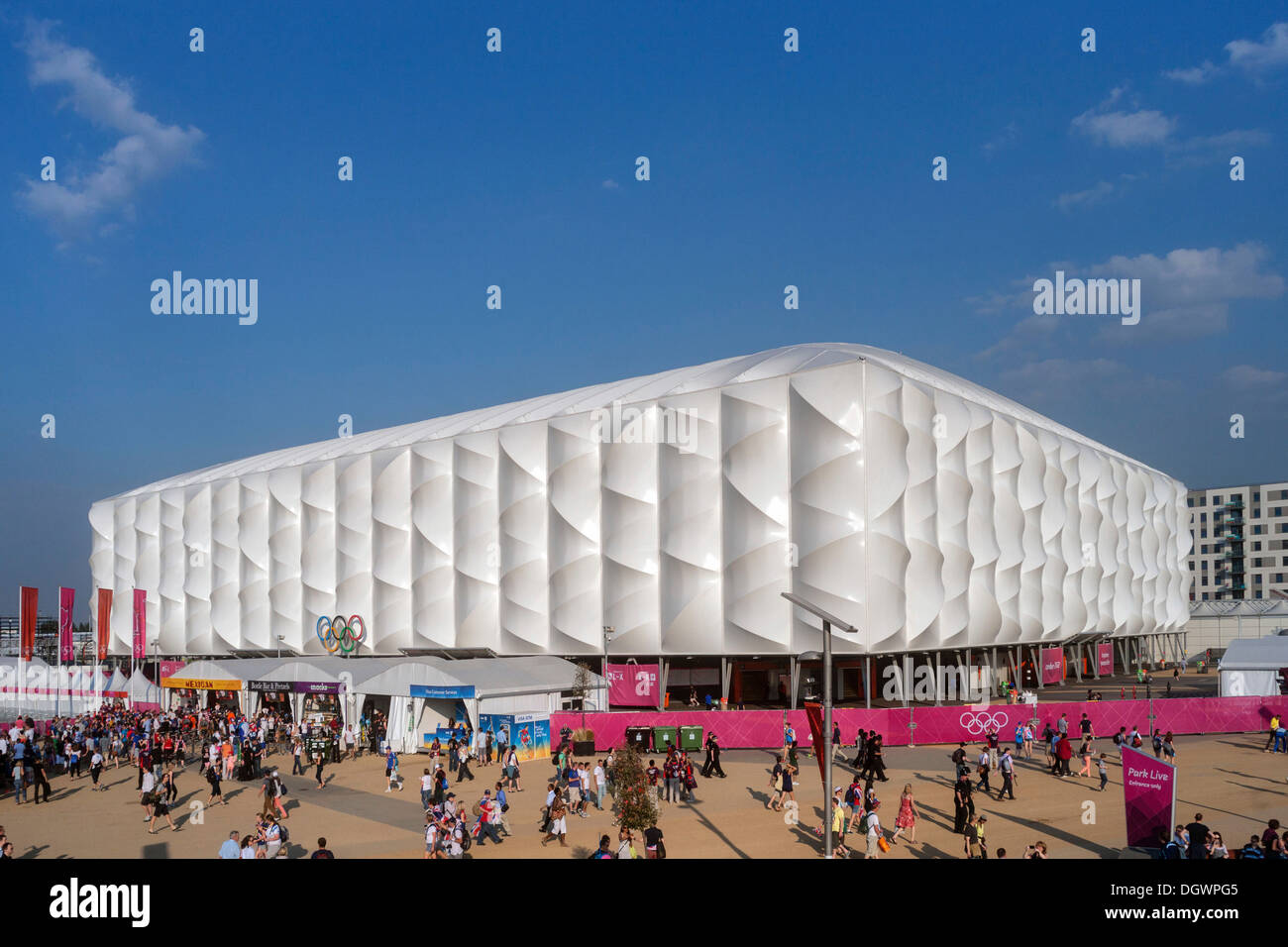 Basketball arena london exterior hi-res stock photography and images ...