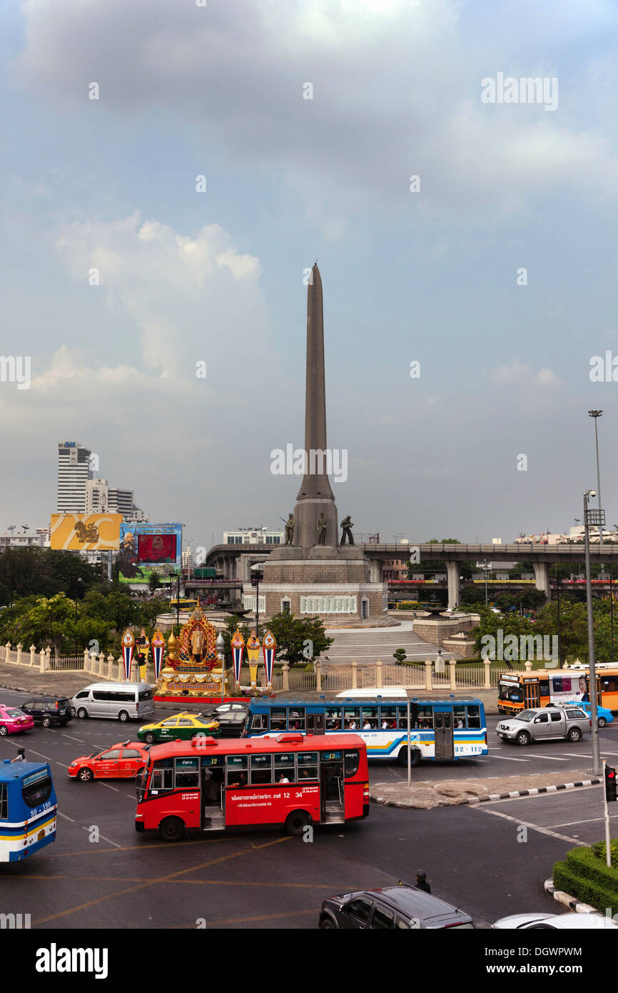 Victory Column on a roundabout in the Ratchathewi district, Bangkok ...
