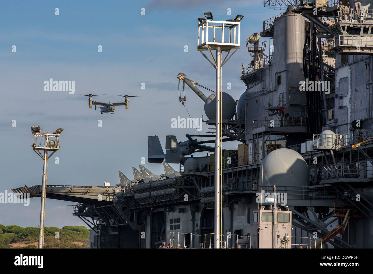 An MV-22B Osprey assigned to Marine Medium Tiltrotor Squadron (VMM) 266 ...