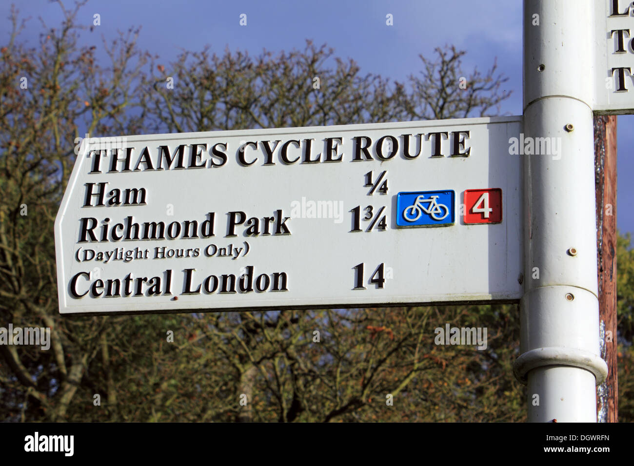 London sign thames hi-res stock photography and images - Alamy