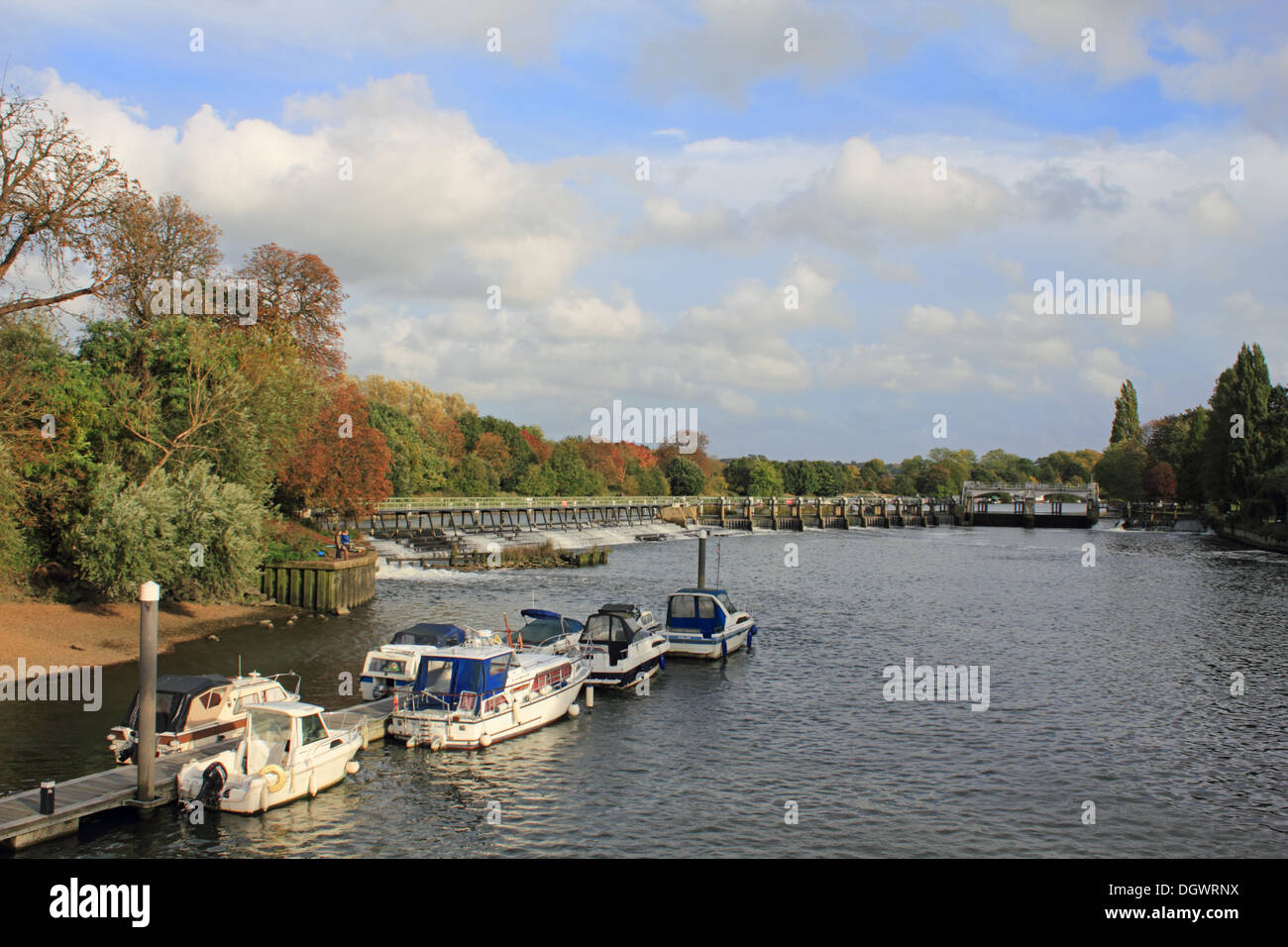 Weir river thames boat hi-res stock photography and images - Alamy