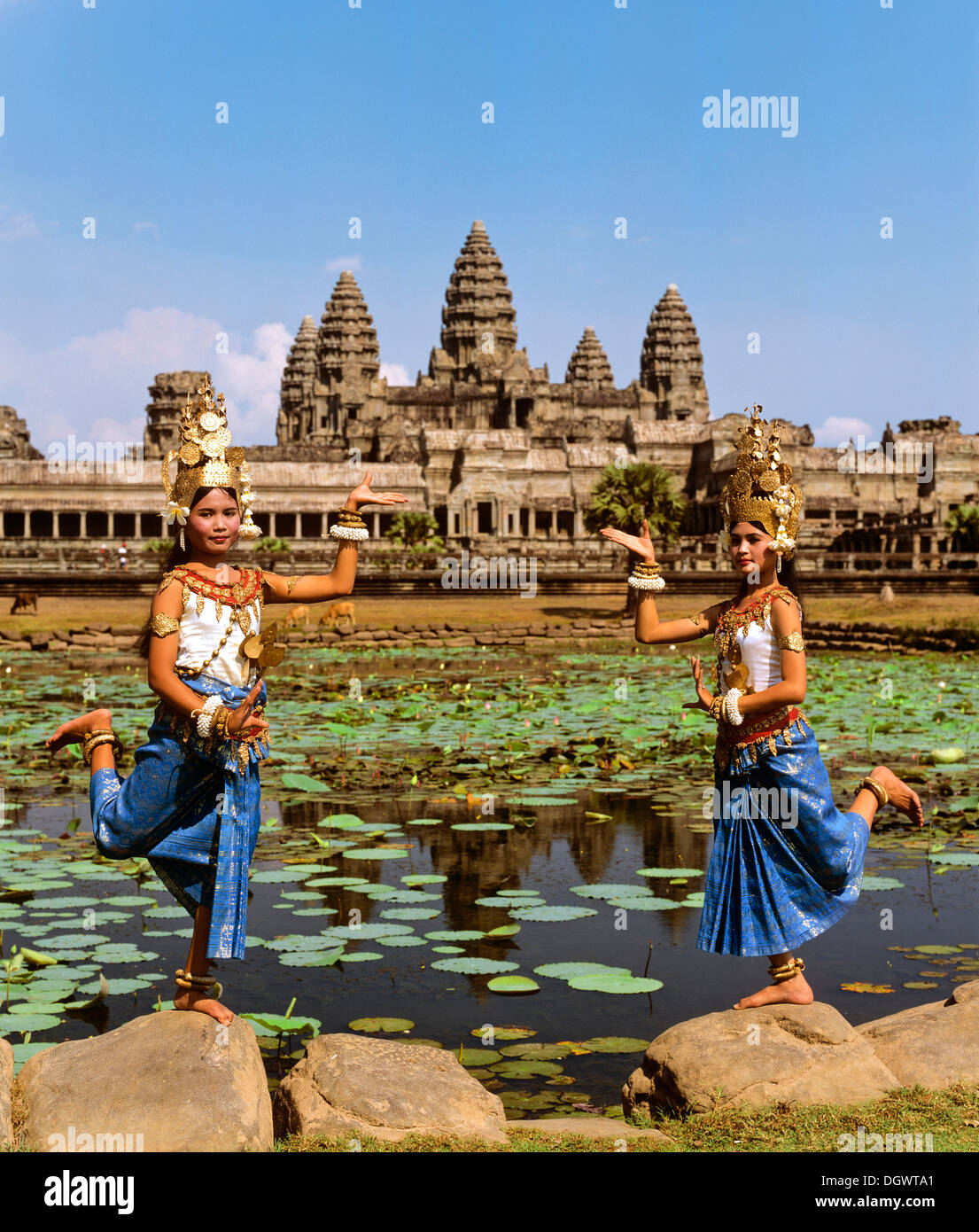 Temple dancers outside hi-res stock photography and images - Alamy