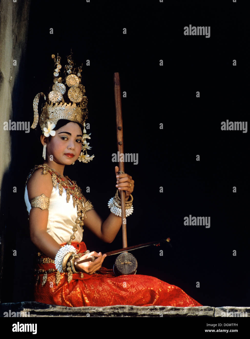 Cambodian instruments hi-res stock photography and images - Alamy