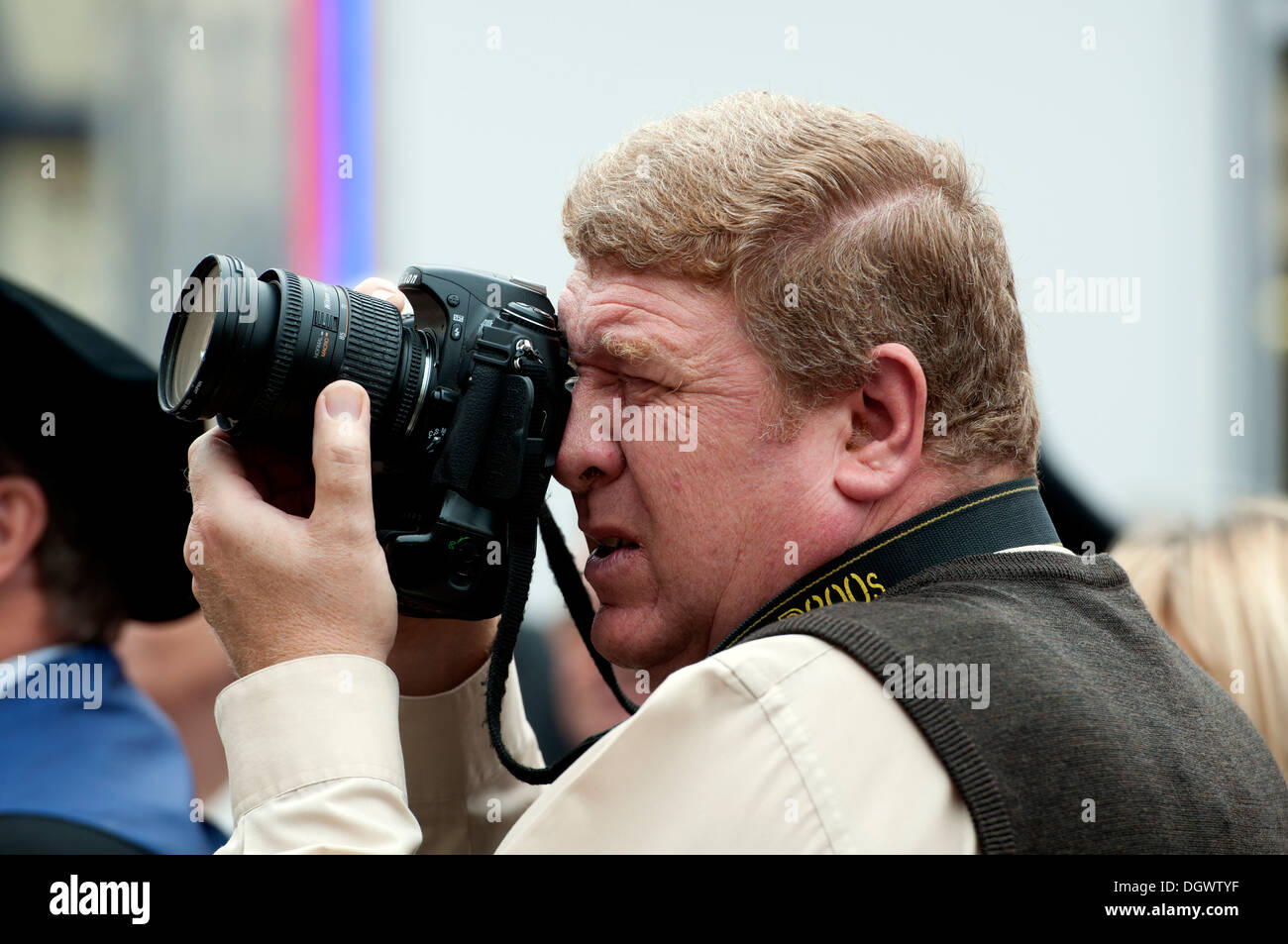 Photographer using a DSLR camera Stock Photo - Alamy