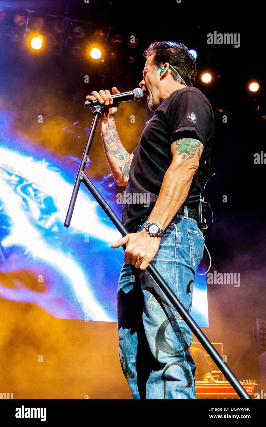 Auburn Hills, Michigan, USA. 25th Oct, 2013. Singer GARY ALLAN and his ...