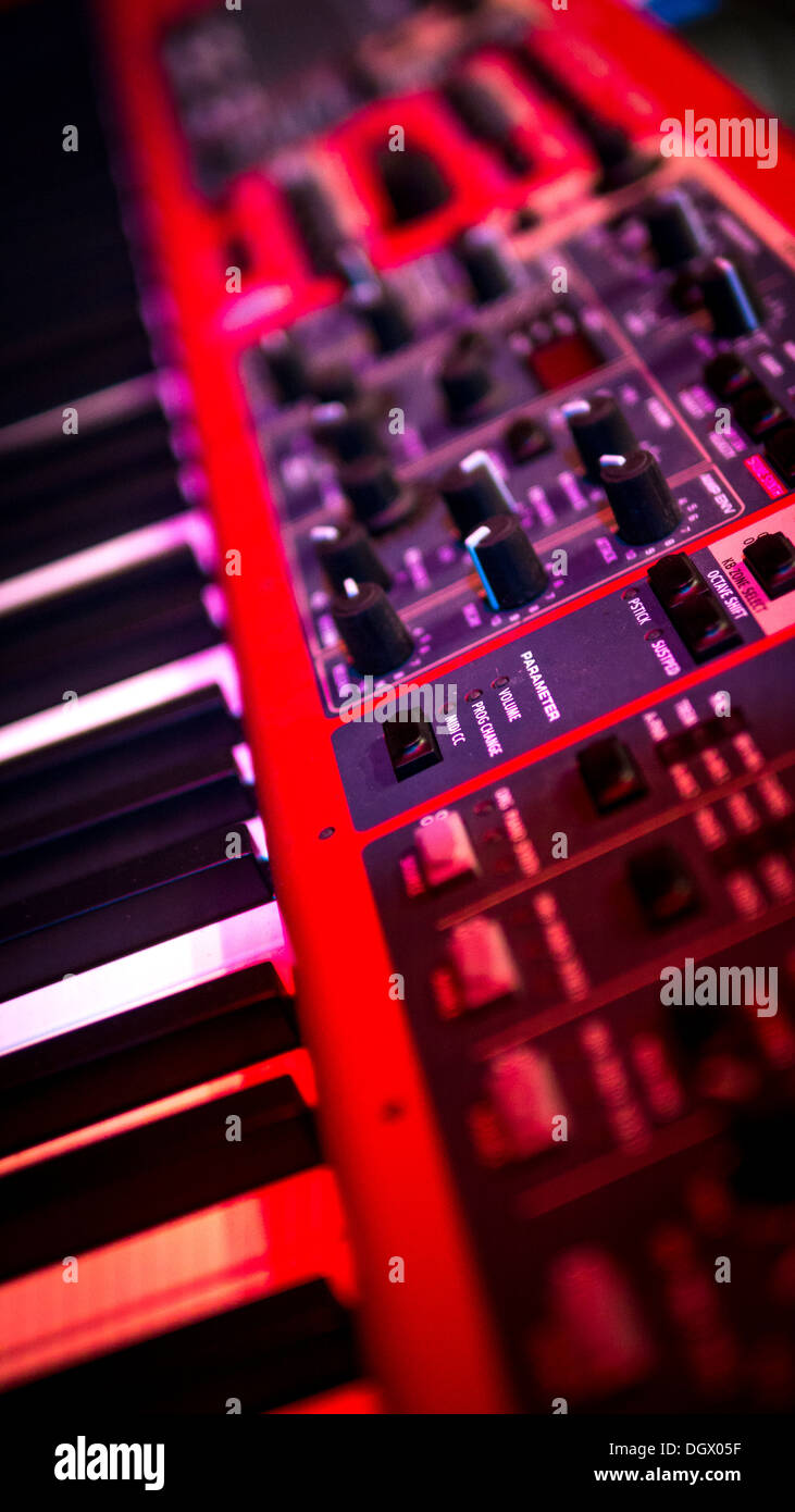 Keyboard synthesizer hi-res stock photography and images - Alamy