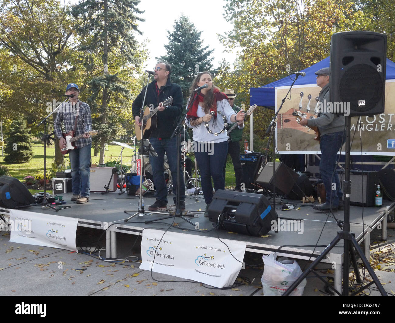 Street band hi-res stock photography and images - Alamy